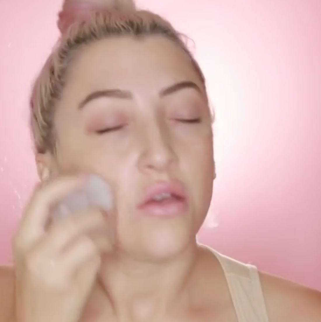 Can You Use Ice As A Makeup Primer? This Makeup Artist Got So Creative ...