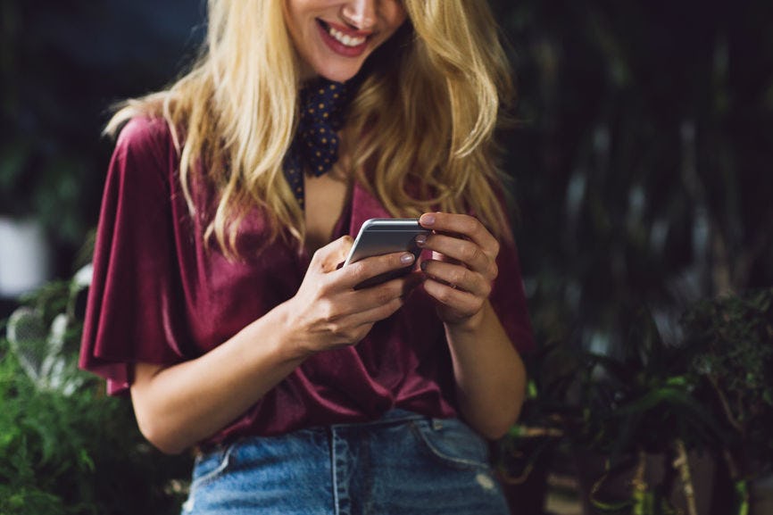 9 Funny Opening Lines To Send On Dating Apps That'll Guarantee A Reply