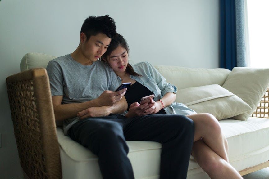 Are You Too Distracted Around Your Boyfriend Or Girlfriend? Here’s How ...