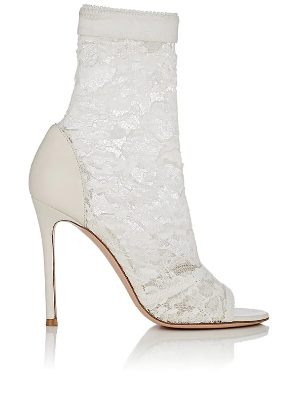 Sarah Jessica Parker Returns As Carrie Bradshaw In The Perfect Lacy Heels