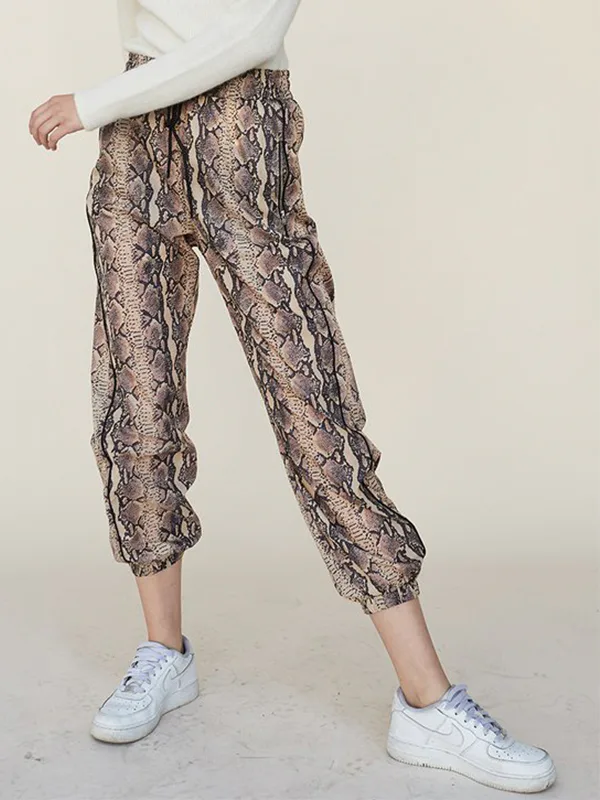 Emma Roberts’ Leopard Sweatpants Are A Cozy Take On Animal Print