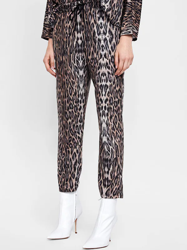 Emma Roberts’ Leopard Sweatpants Are A Cozy Take On Animal Print