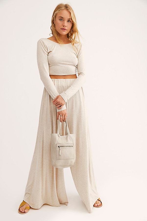 7 Comfy Plane Outfits For Fall That Are #AirportOOTD Ready