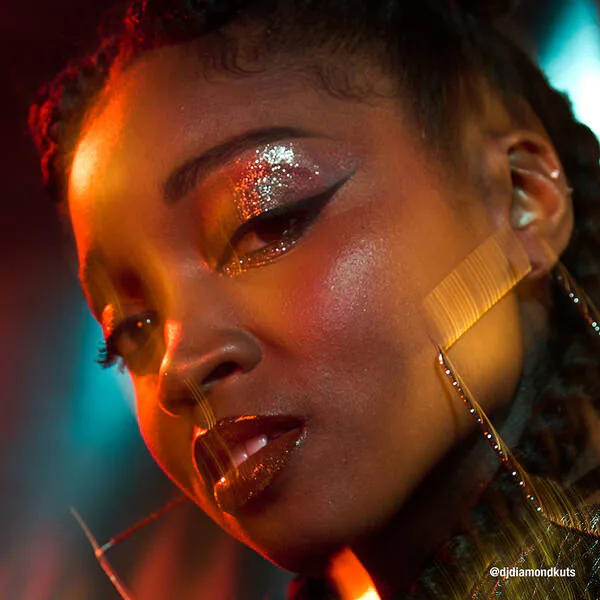 8 Holiday 2019 Eyeshadow Palettes That Deliver Party-Worthy Sparkle