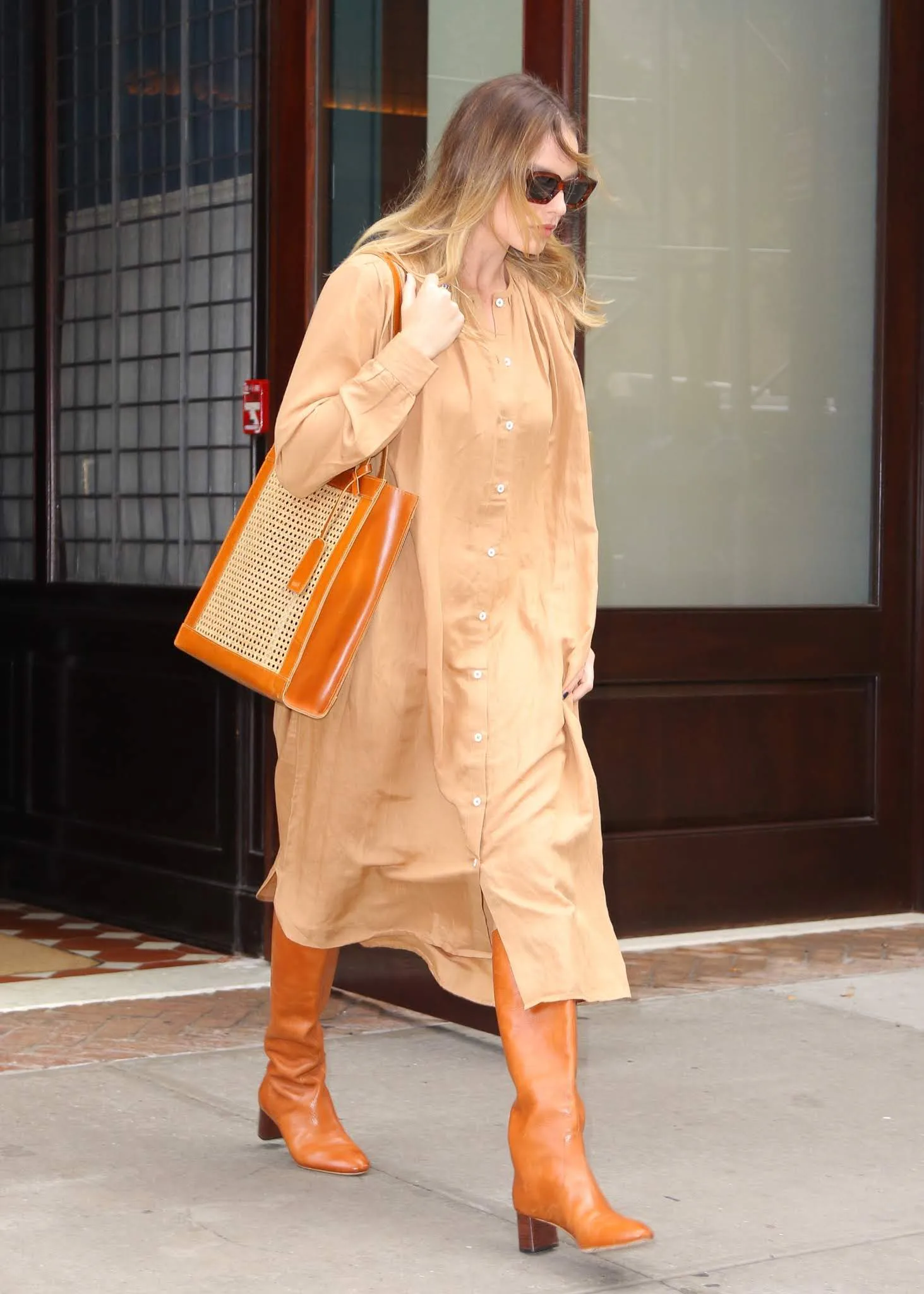 Margot Robbie's Tan Shirt Dress Is The Ultimate One-Step Fall Outfit