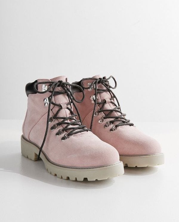 Karlie Kloss’ Lavender Combat Boots Are A Bold Approach To The ‘90s Trend