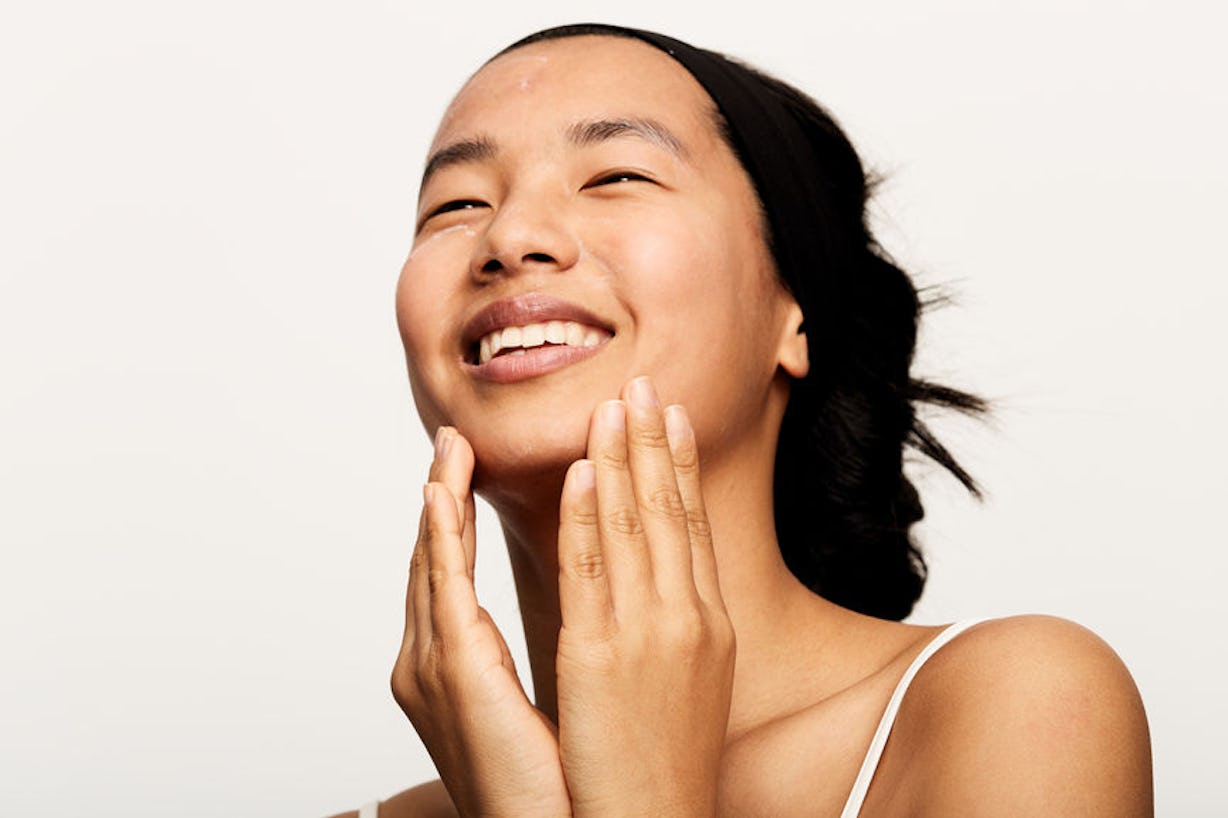 7 Signs You Aren't Moisturizing Enough & Your Skin Is Suffering