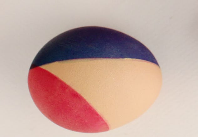Easy Color-Blocked Eggs How-To, Because You Are Stepping It Up This Easter