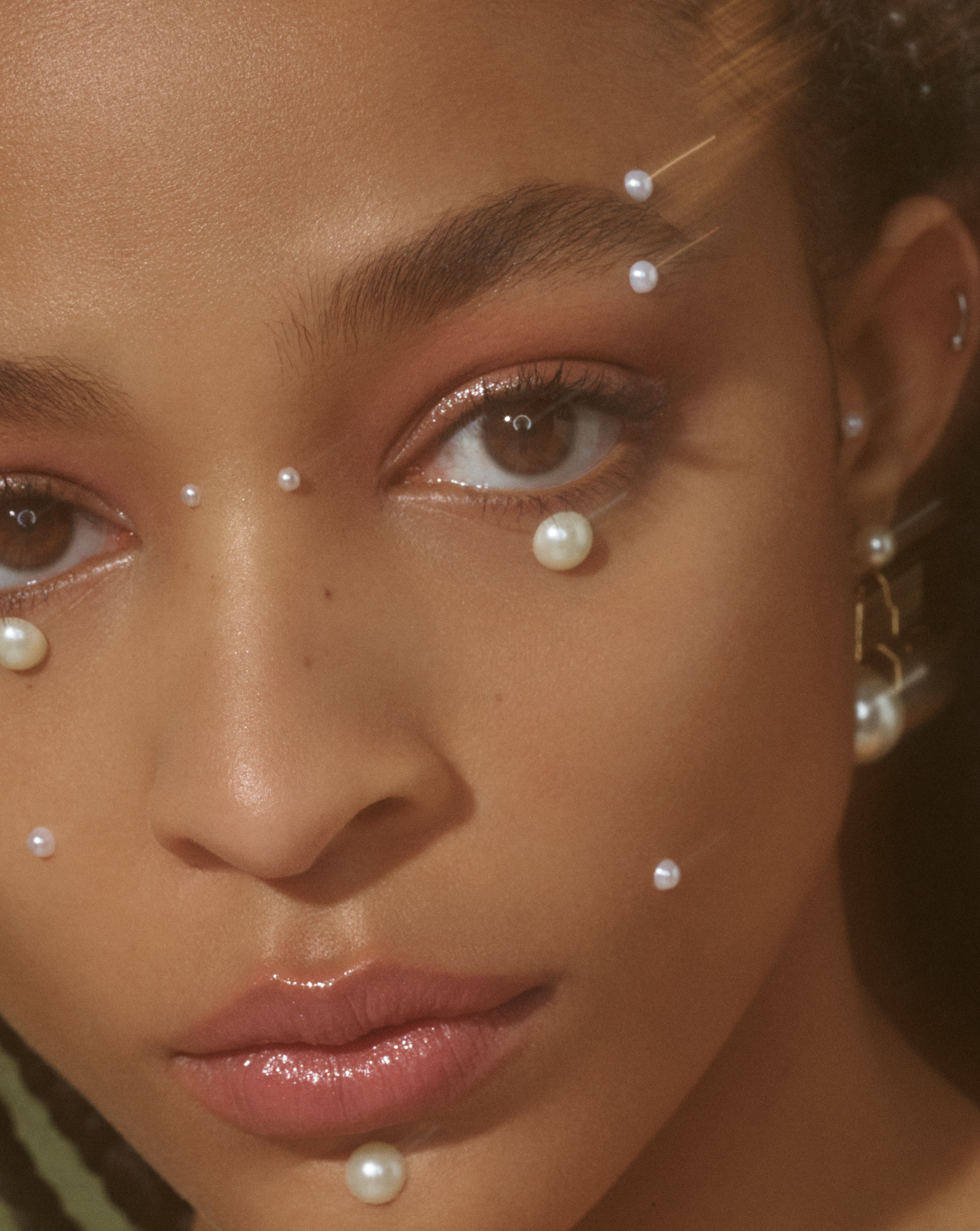 Spring 2019’s Pearl Makeup Trend Has Been Centuries In The Making