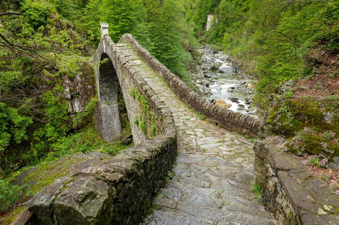 This River In Switzerland Is Naturally Emerald Green & The Photos Are ...