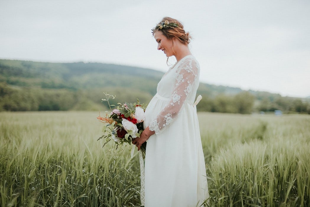 20 Photos Of Pregnant Brides That Prove Baby Bumps Are A Beautiful New ...