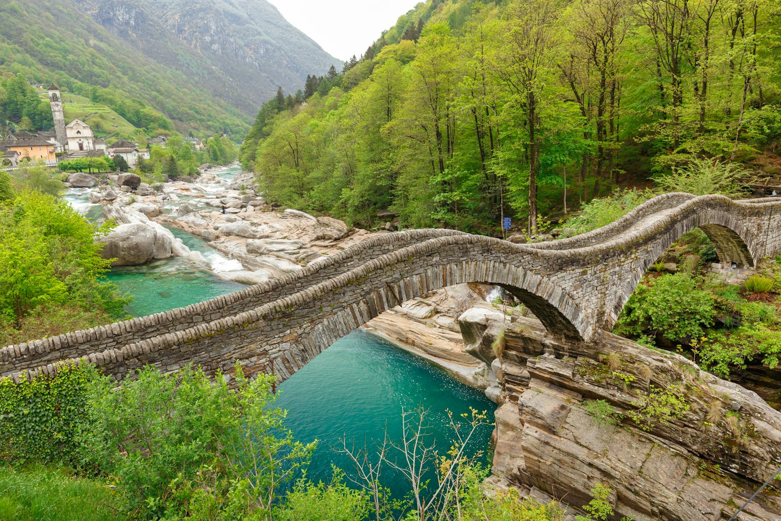 This River In Switzerland Is Naturally Emerald Green & The Photos Are ...