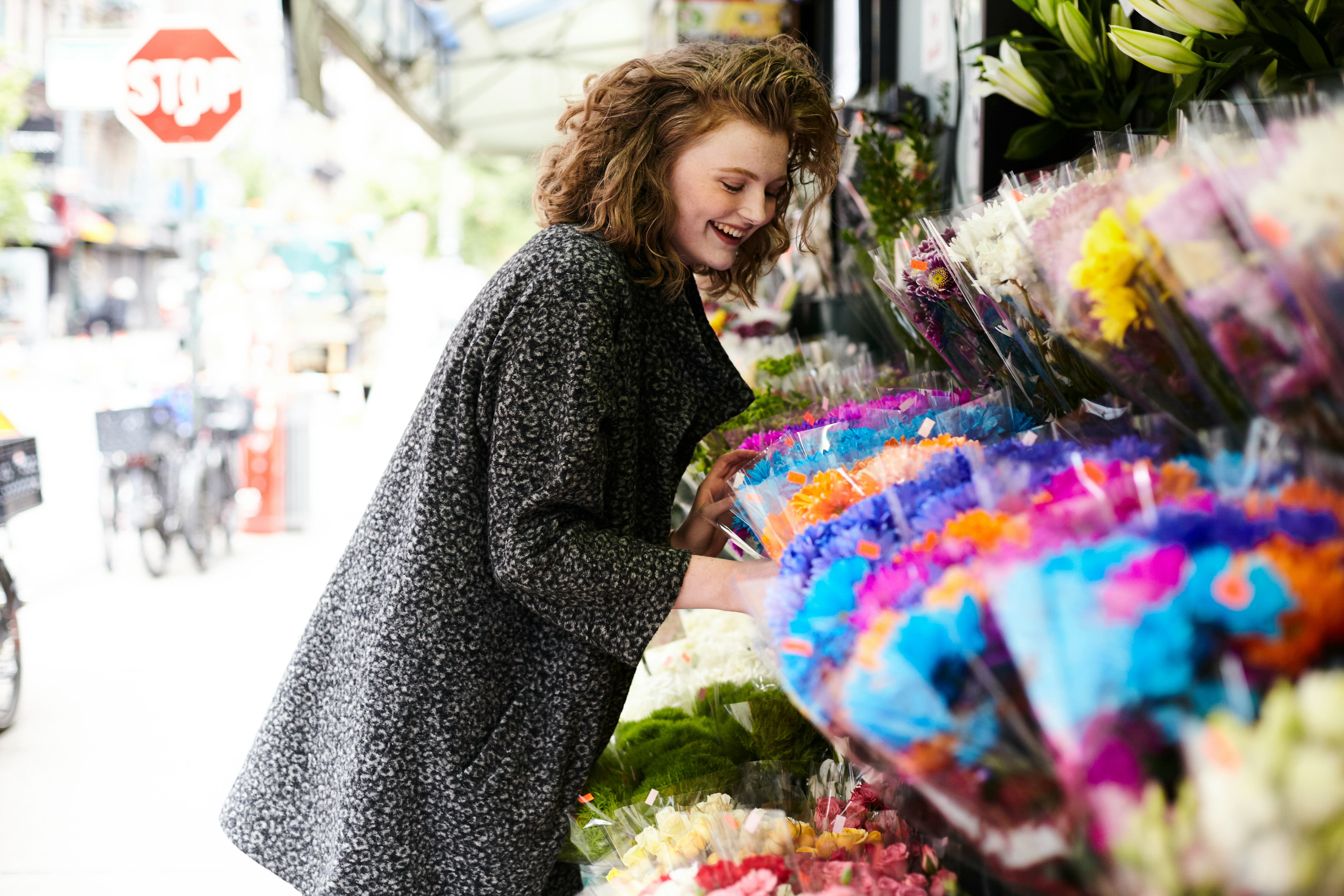 9 Small But Effective Gestures That Make People Instantly Drawn To You