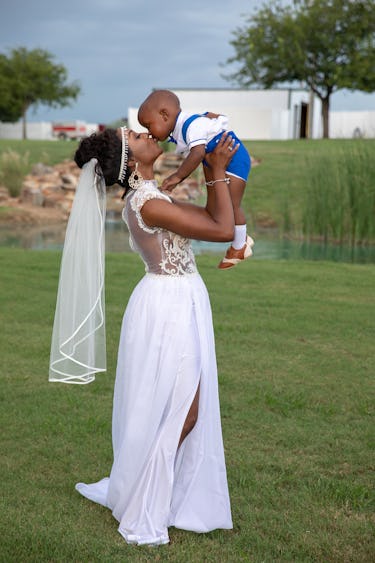 24 Stunning Photos Of Brides & Their Kids That Redefine What Wedded ...