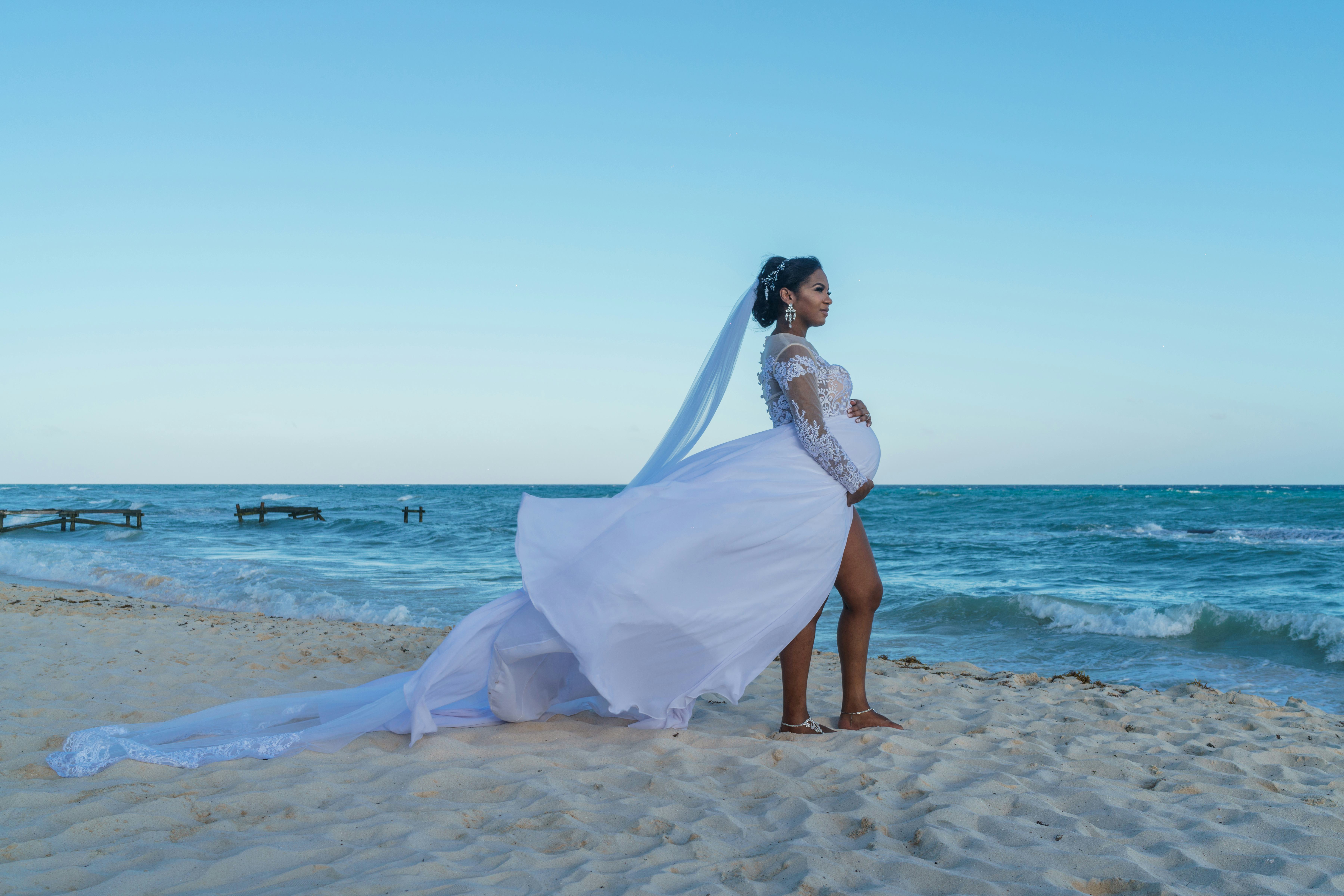 20 Photos Of Pregnant Brides That Prove Baby Bumps Are A Beautiful New ...