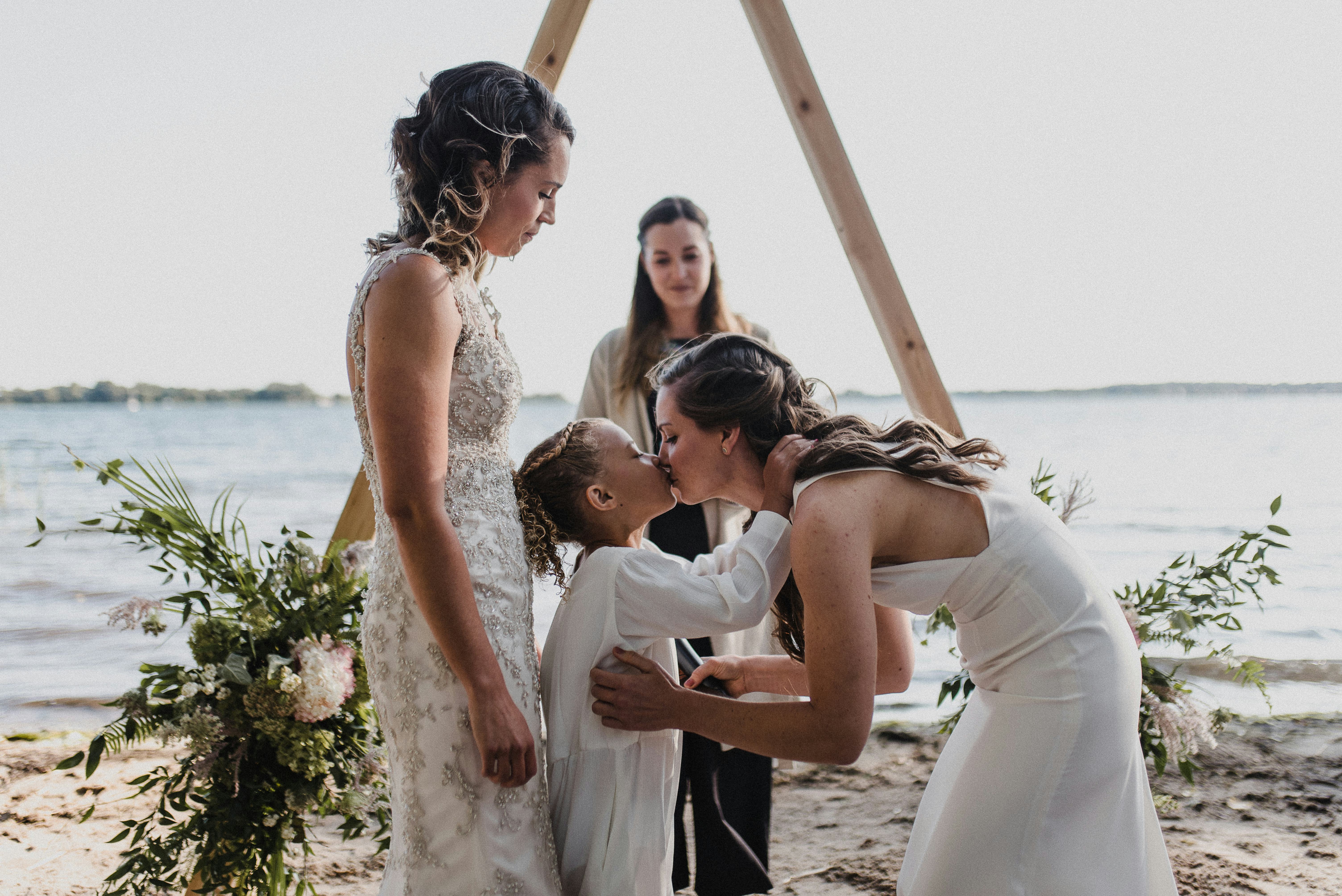 24 Stunning Photos Of Brides & Their Kids That Redefine What Wedded ...