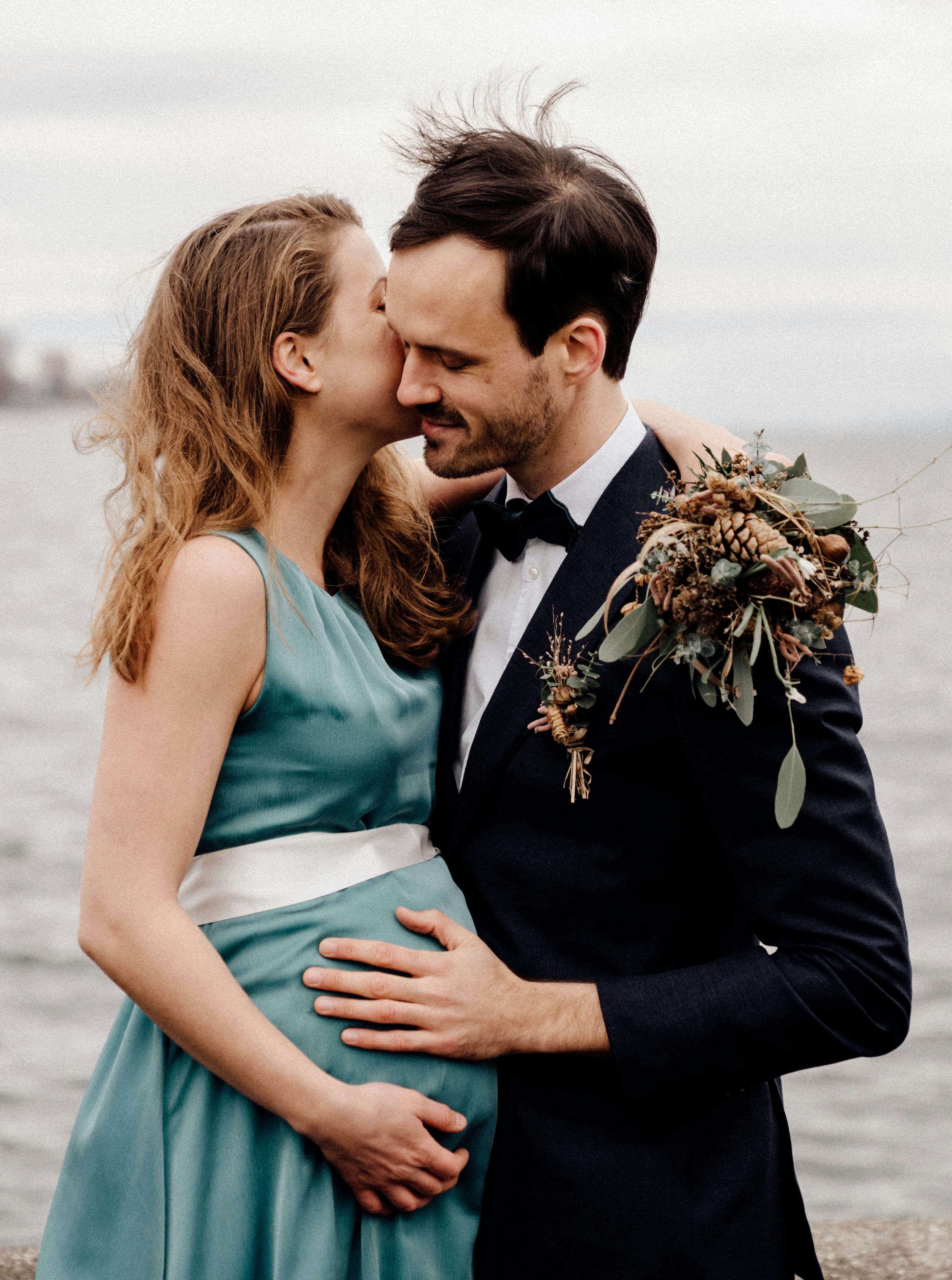 20 Photos Of Pregnant Brides That Prove Baby Bumps Are A Beautiful New ...