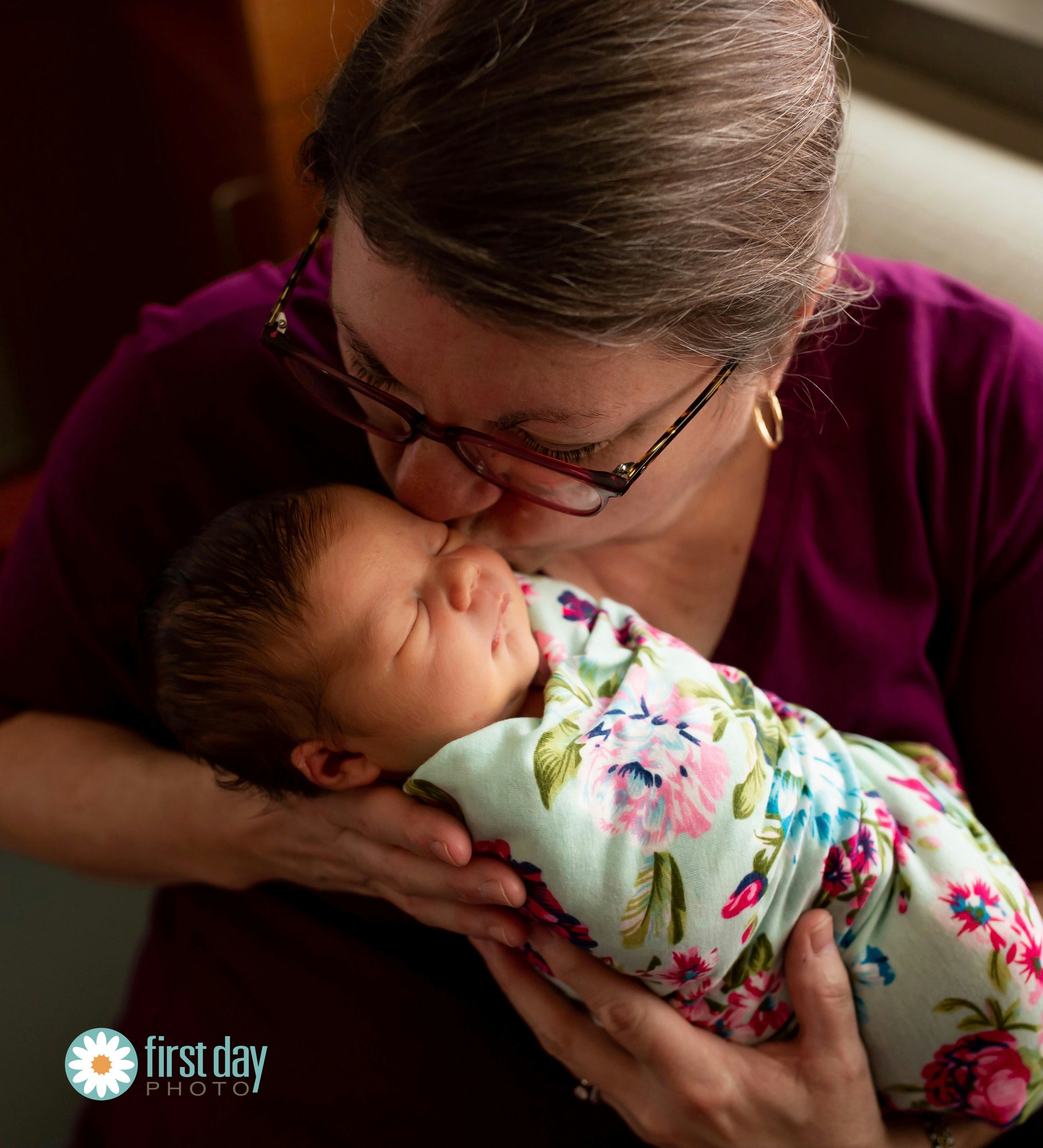 13 Photos Of Babies Meeting Their Grandparents For The Very First Time