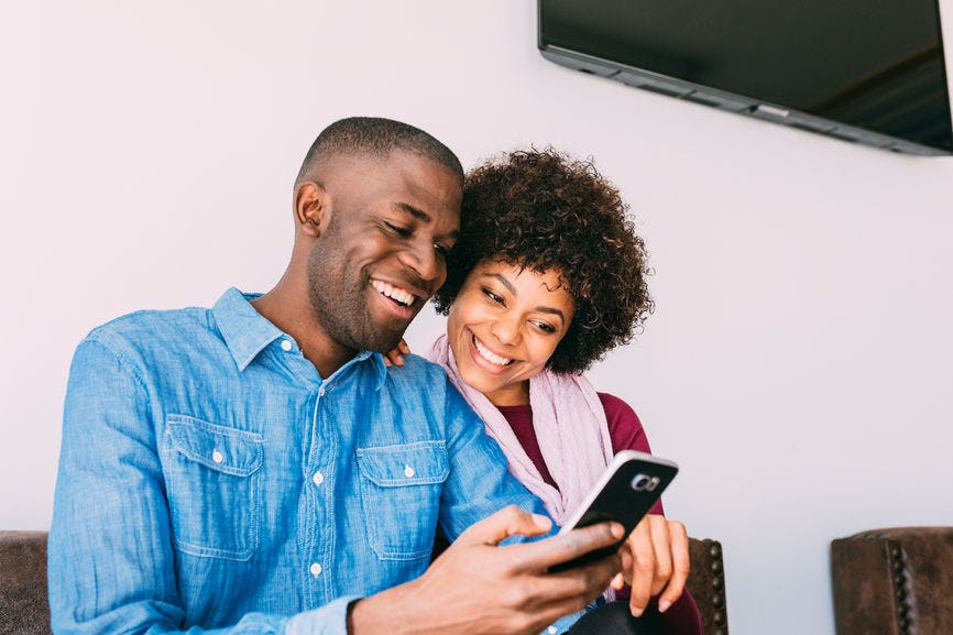 How Does Texting Change Throughout A Relationship? A Linguist Explains