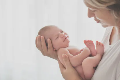 3 Ways Babies Use Touch To Connect & Relax That Prove Cuddles Are So ...