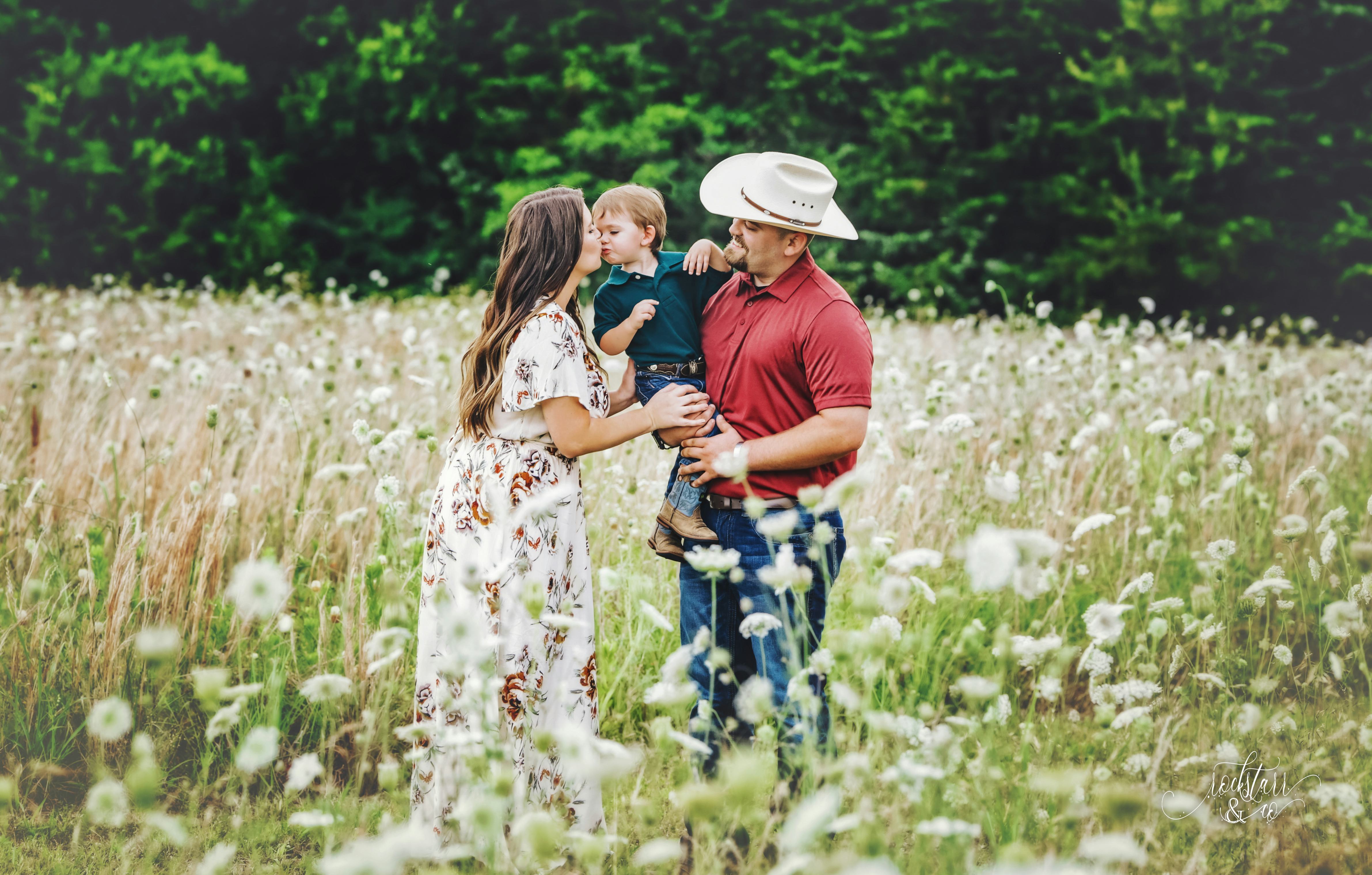 21 Engagement Photos With Kids, That Prove More Is More