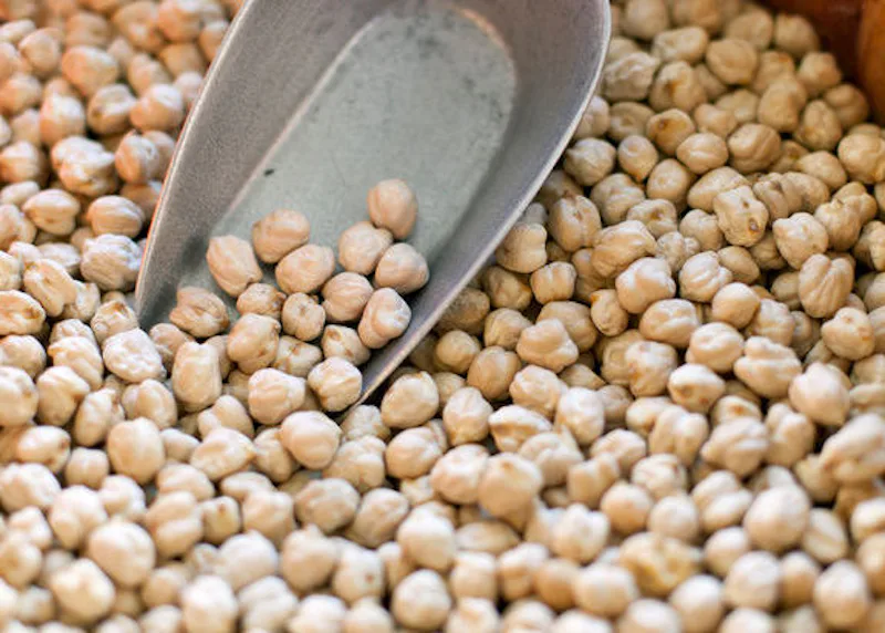 How To Use Gram Flour & Chickpeas For Brightening, Acne Controlling Facials