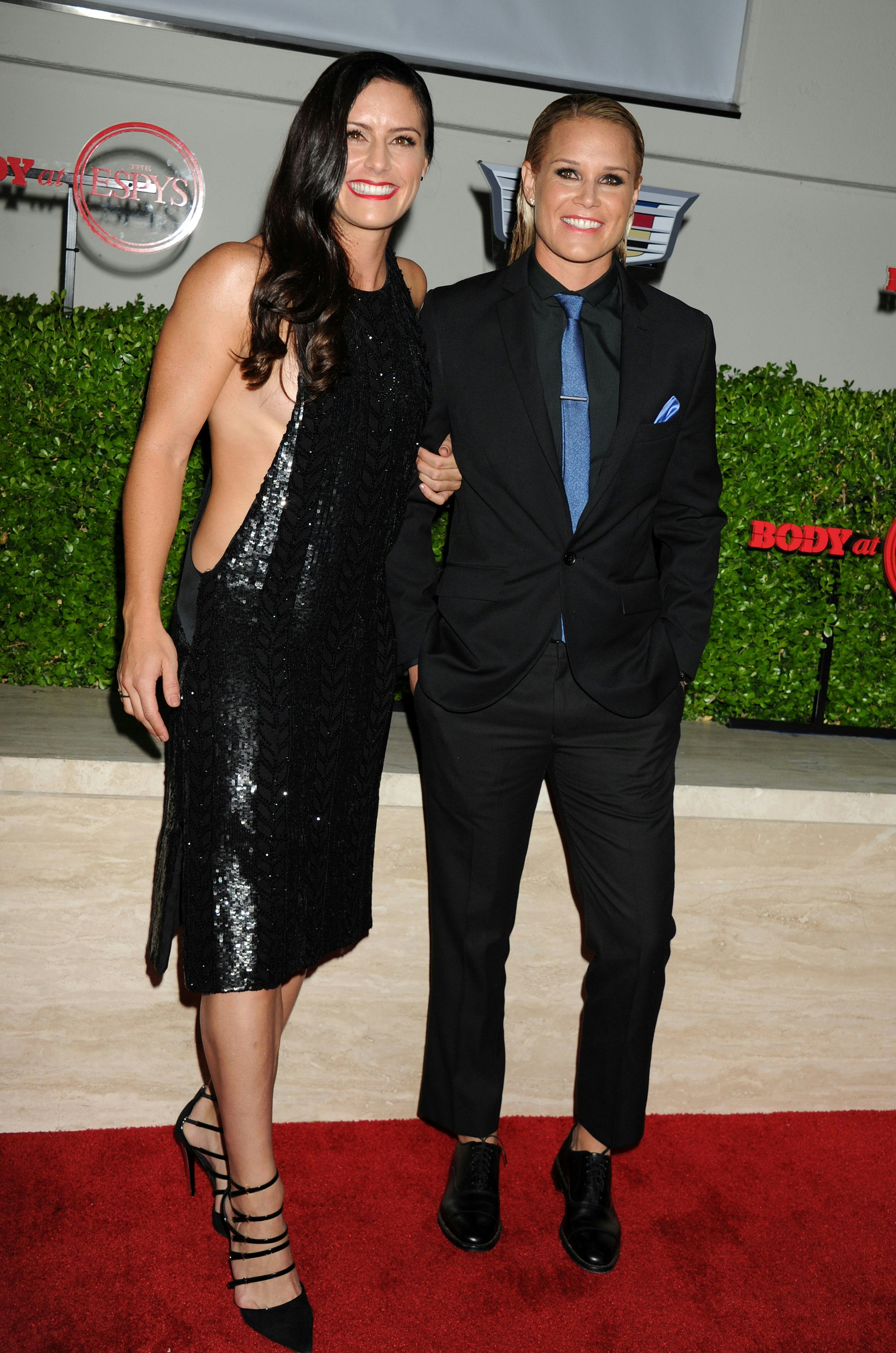 21 Photos Of Ashlyn Harris & Ali Krieger's Sweet & Sporty Relationship ...