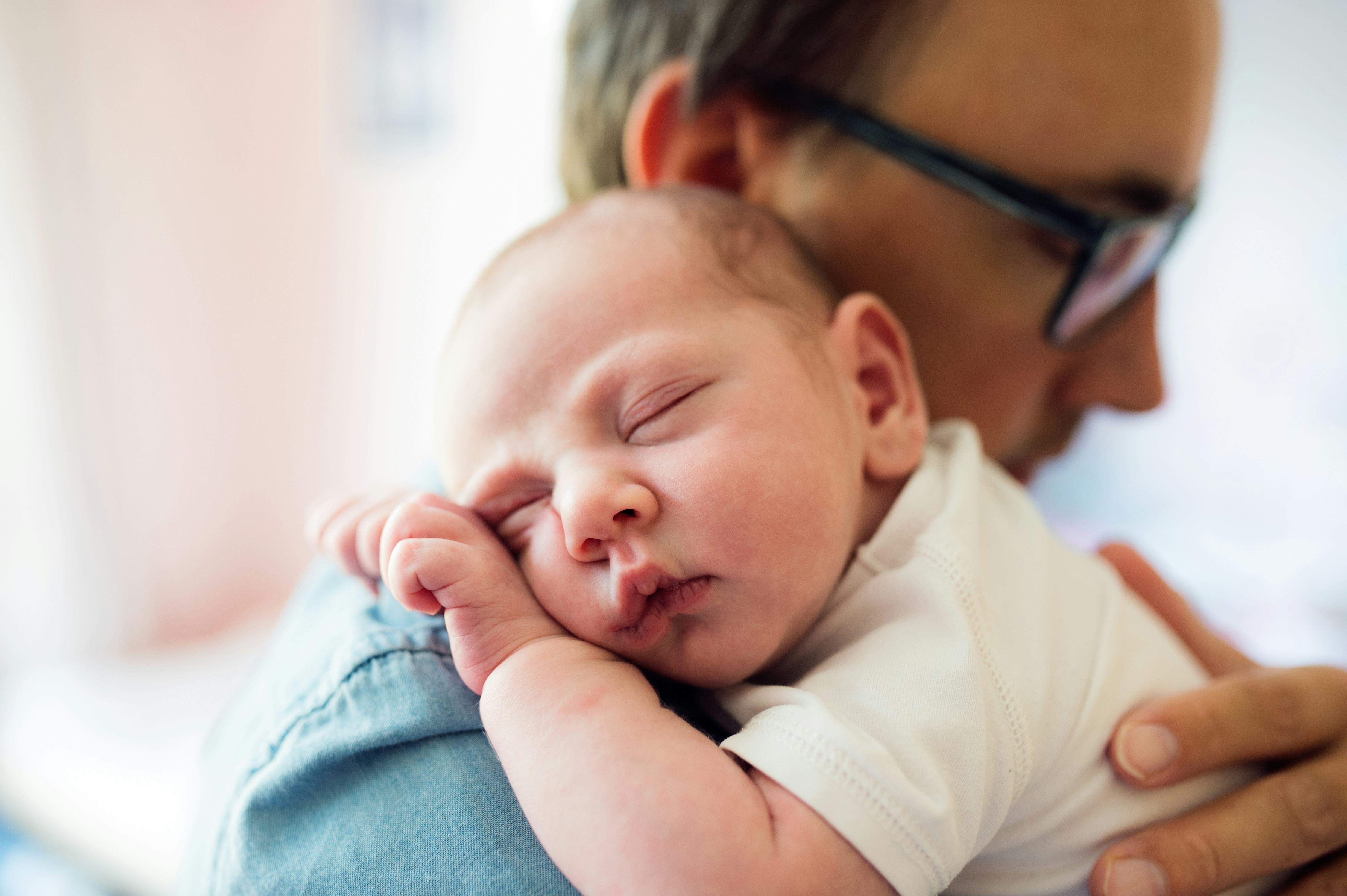 How Dads Can Help With Postpartum Depression, According To An Expert