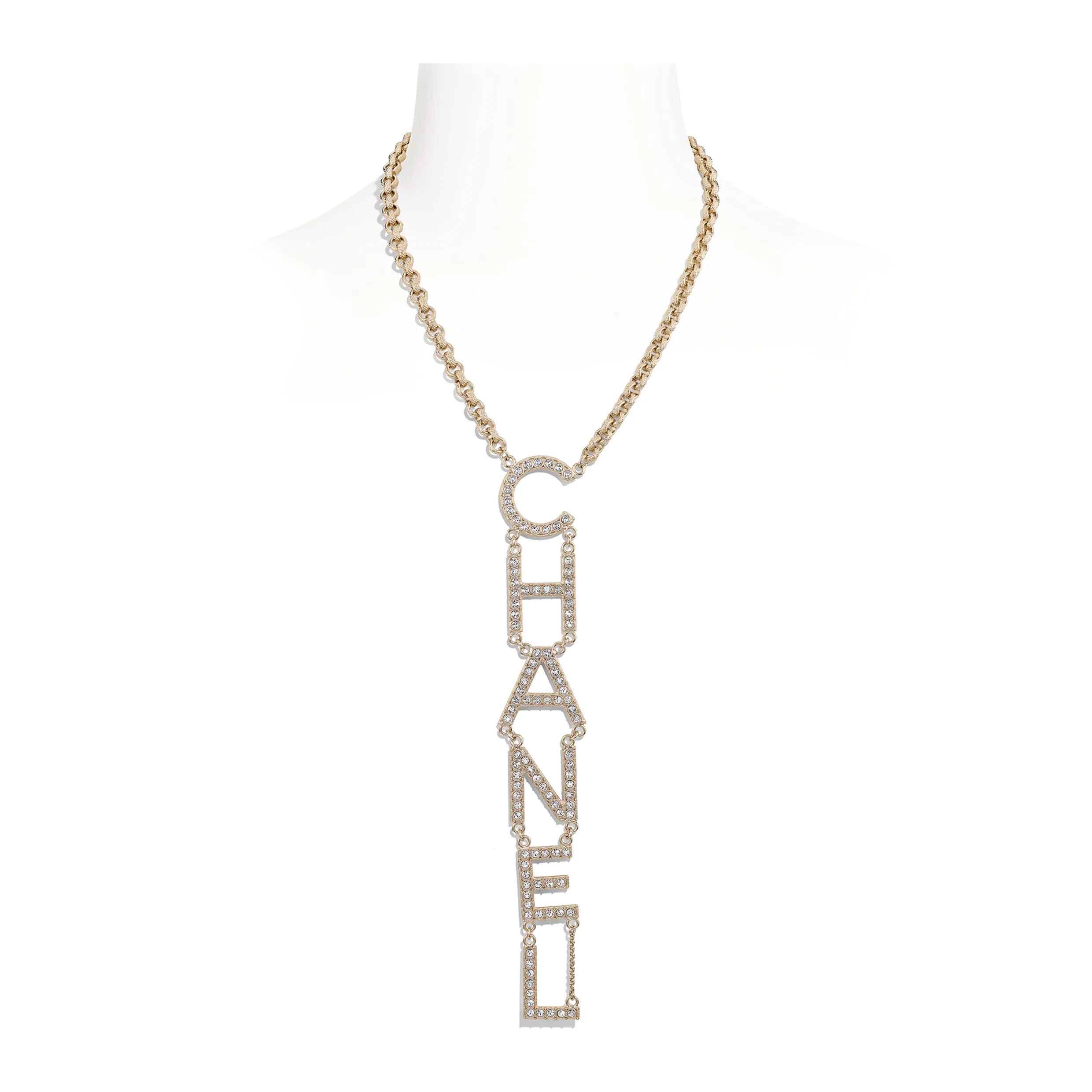 2019's New Pendant Necklace Trend Is All About Oversize