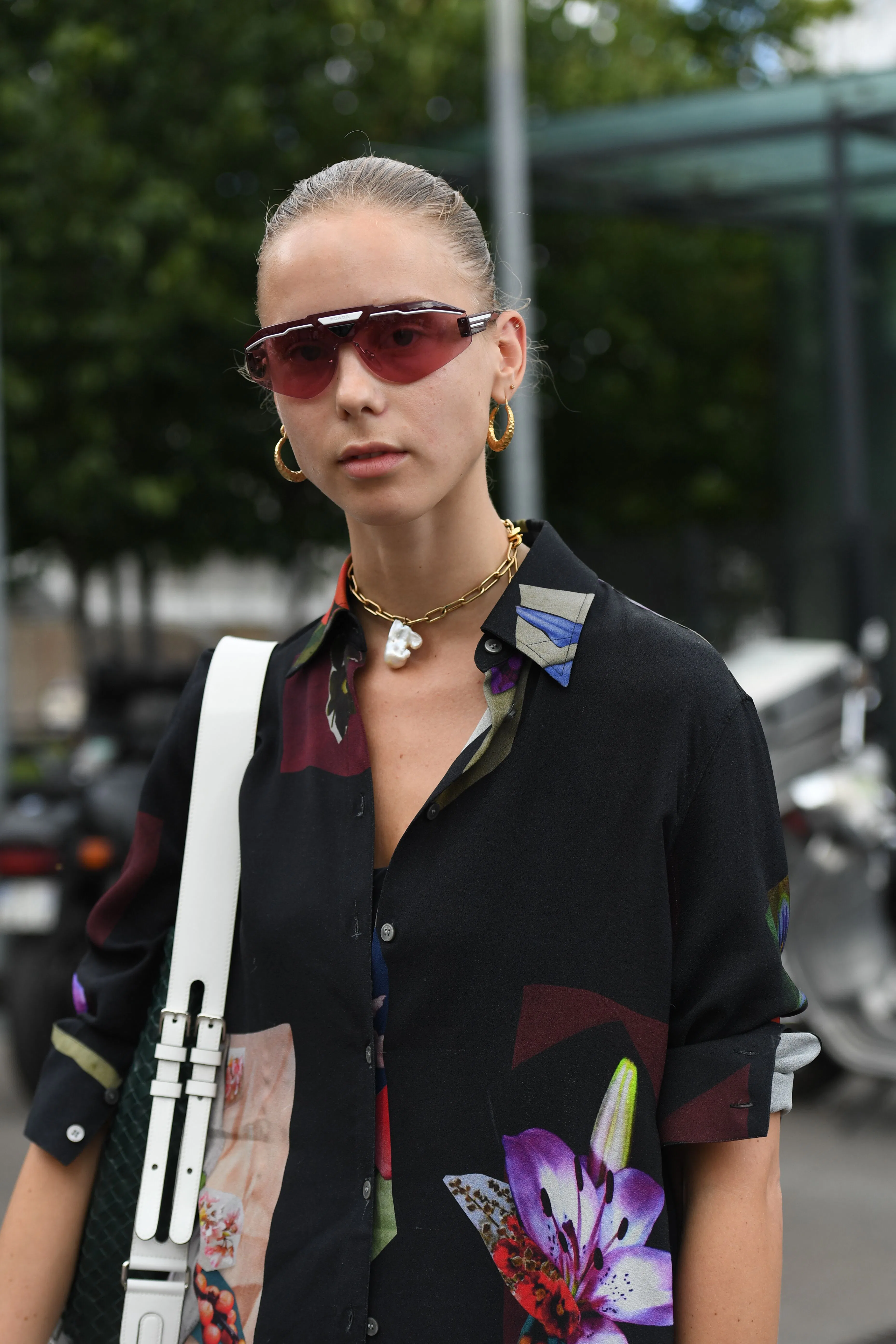 2019's New Pendant Necklace Trend Is All About Oversize