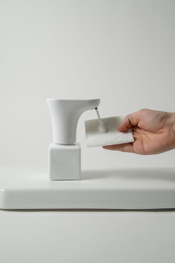 The Fohm Home Starter Pack Turns Toilet Paper Into Baby Wipes