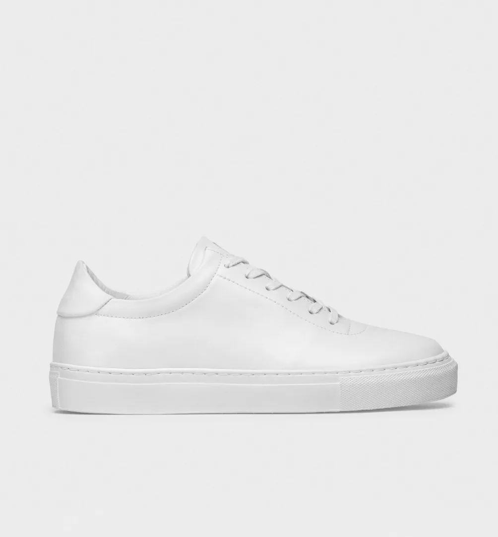 Minimalist Sneakers Are The Sleekest Way To Upgrade Your Style This Fall