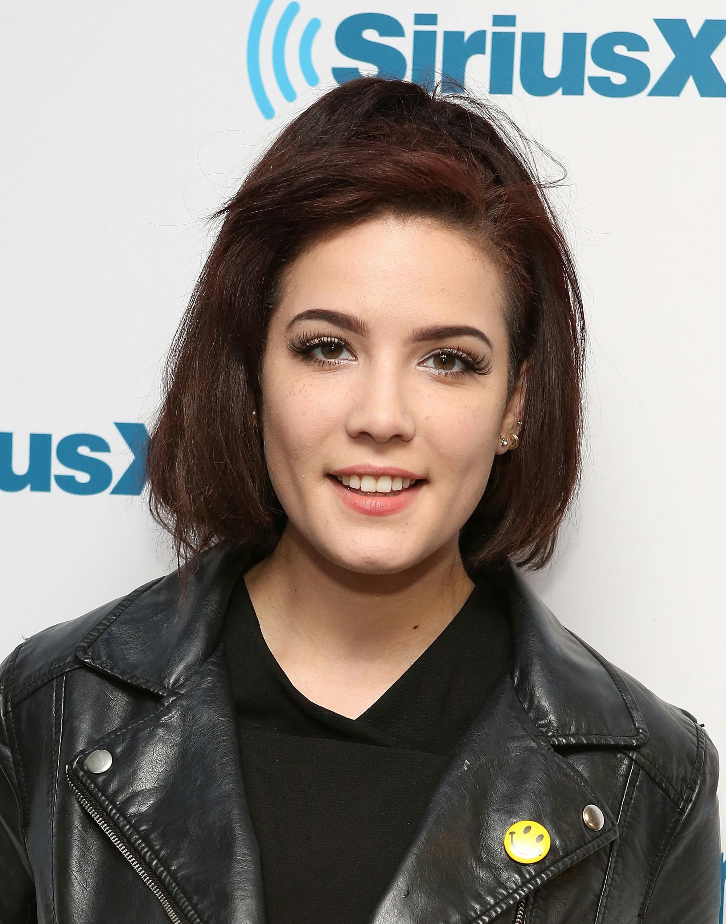 Halsey's Beauty Evolution Is Full Of Wigs, Bold Lips, And Buzz Cuts