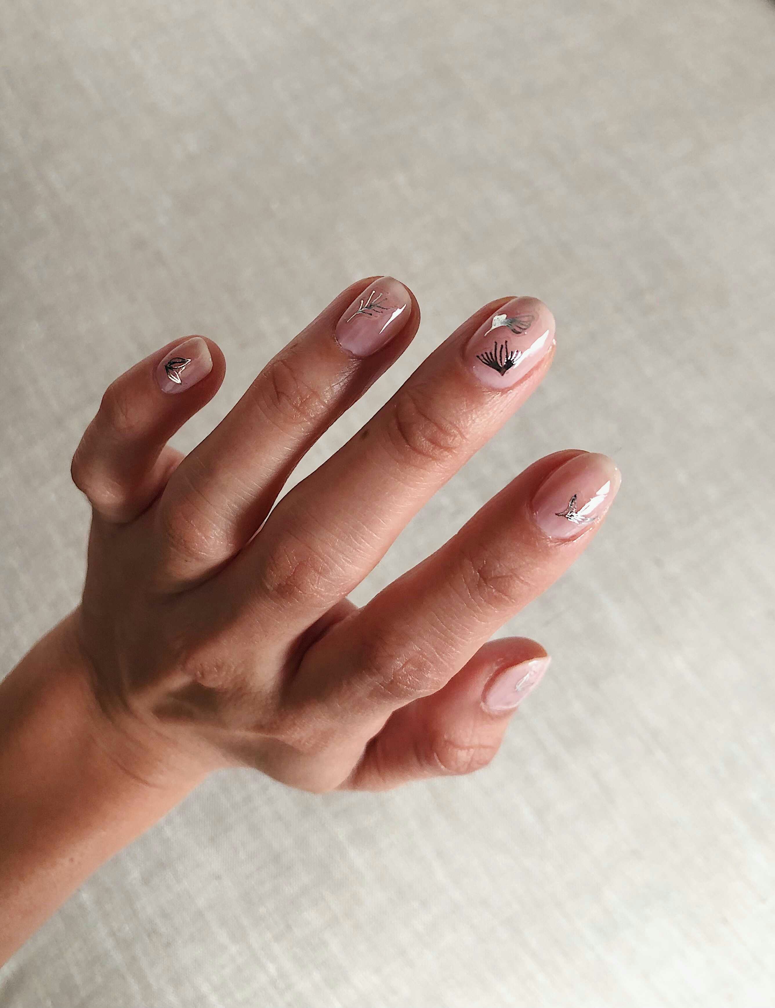 28 Chic Holiday Nail Ideas