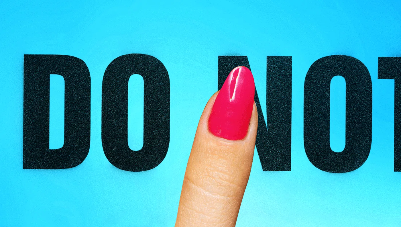 What Is Thumbing? This Habit Is The Reason You Never Get Hit On