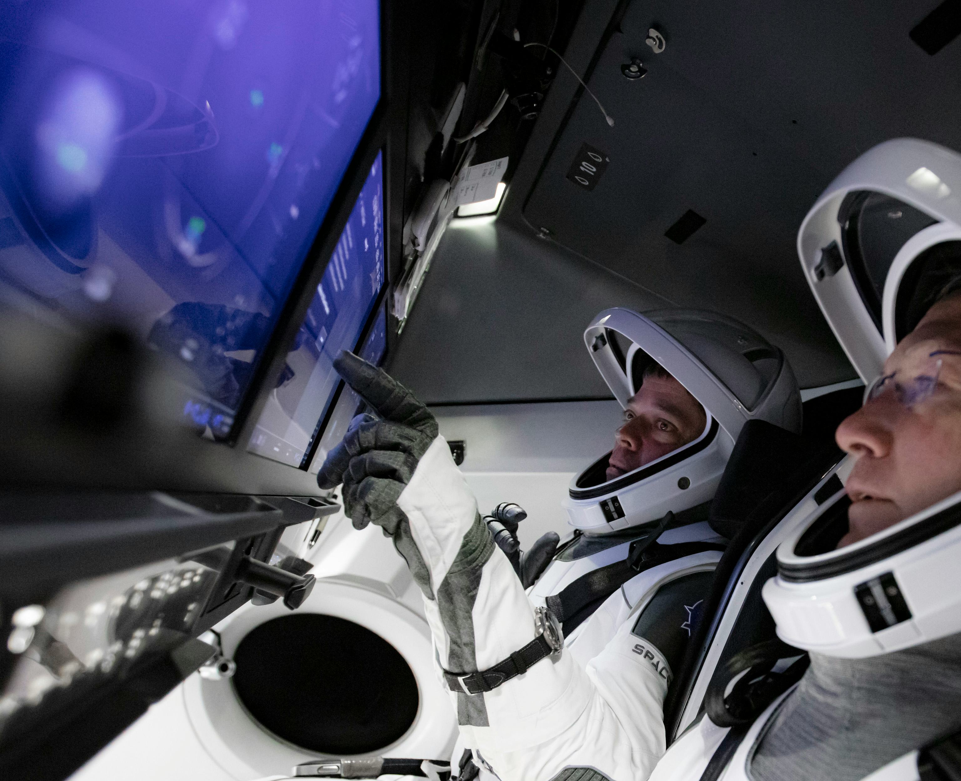 SpaceX Crew Dragon: play the simulator of the intense first mission