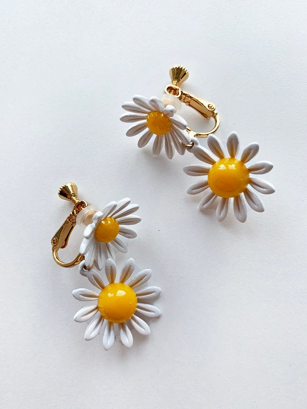 Why The Daisy Fashion Trend Is A Serious Mood-Booster