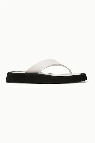 2020's Flip Flop Trend Is All About Casual Ease