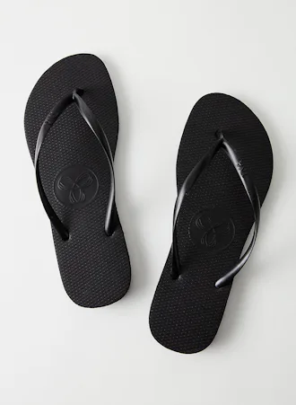 2020's Flip Flop Trend Is All About Casual Ease