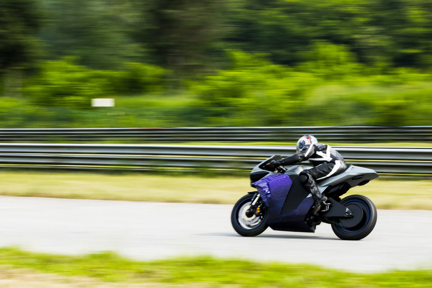 This electric motorcycle can emulate classic gas-guzzling bikes