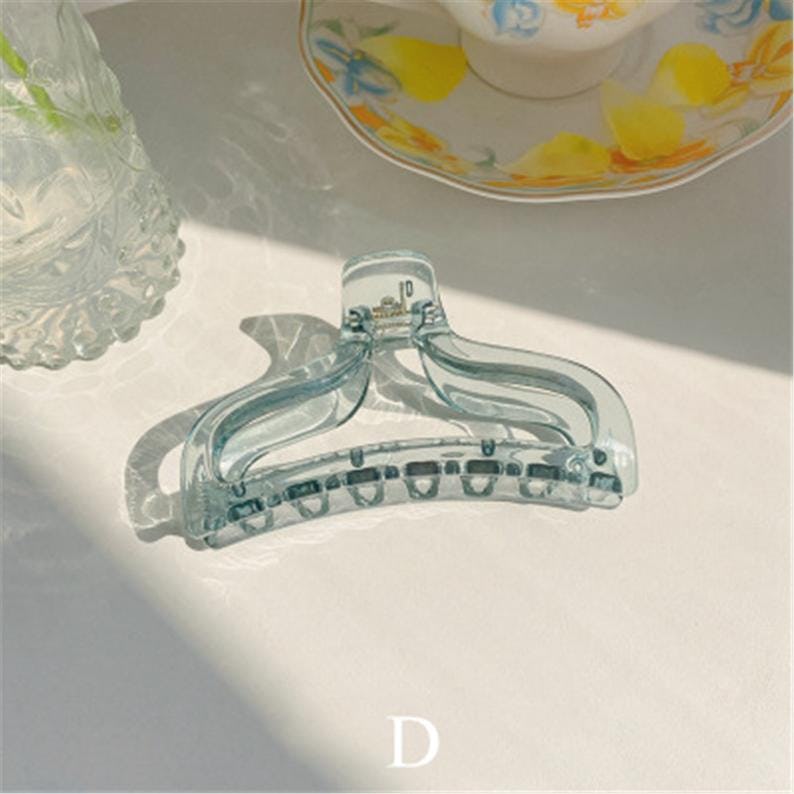 The '90s Claw Clip Is The Next It-Girl Accessory