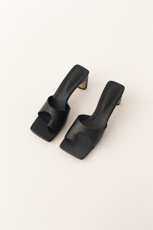 How To Wear Stirrup Pants With Sandals (It's Not What You Think)