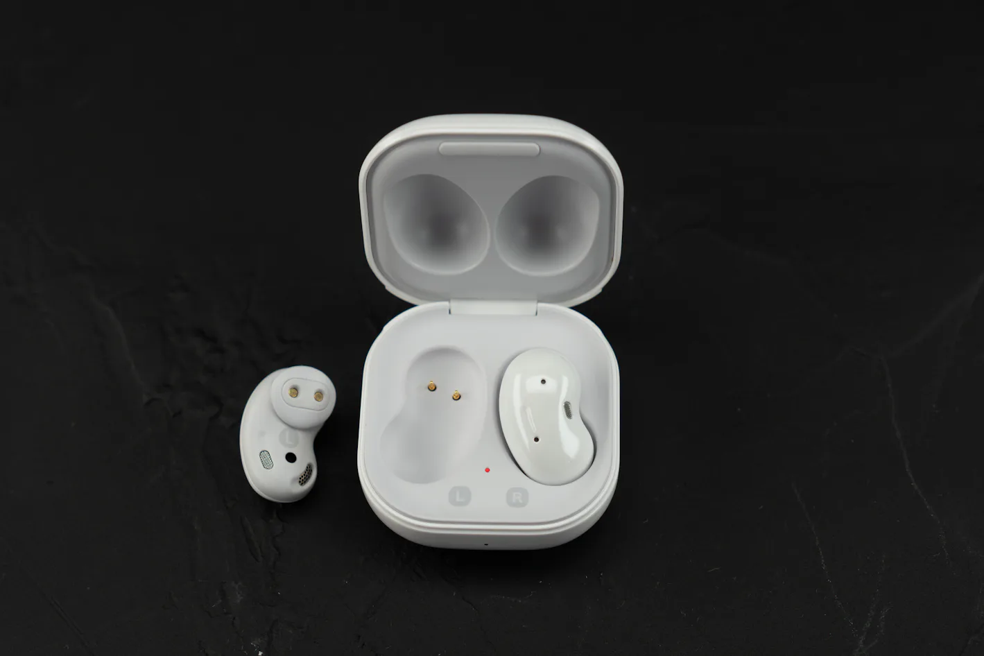 Samsung's Galaxy Buds are glossy, delicious beans that want to beat up ...