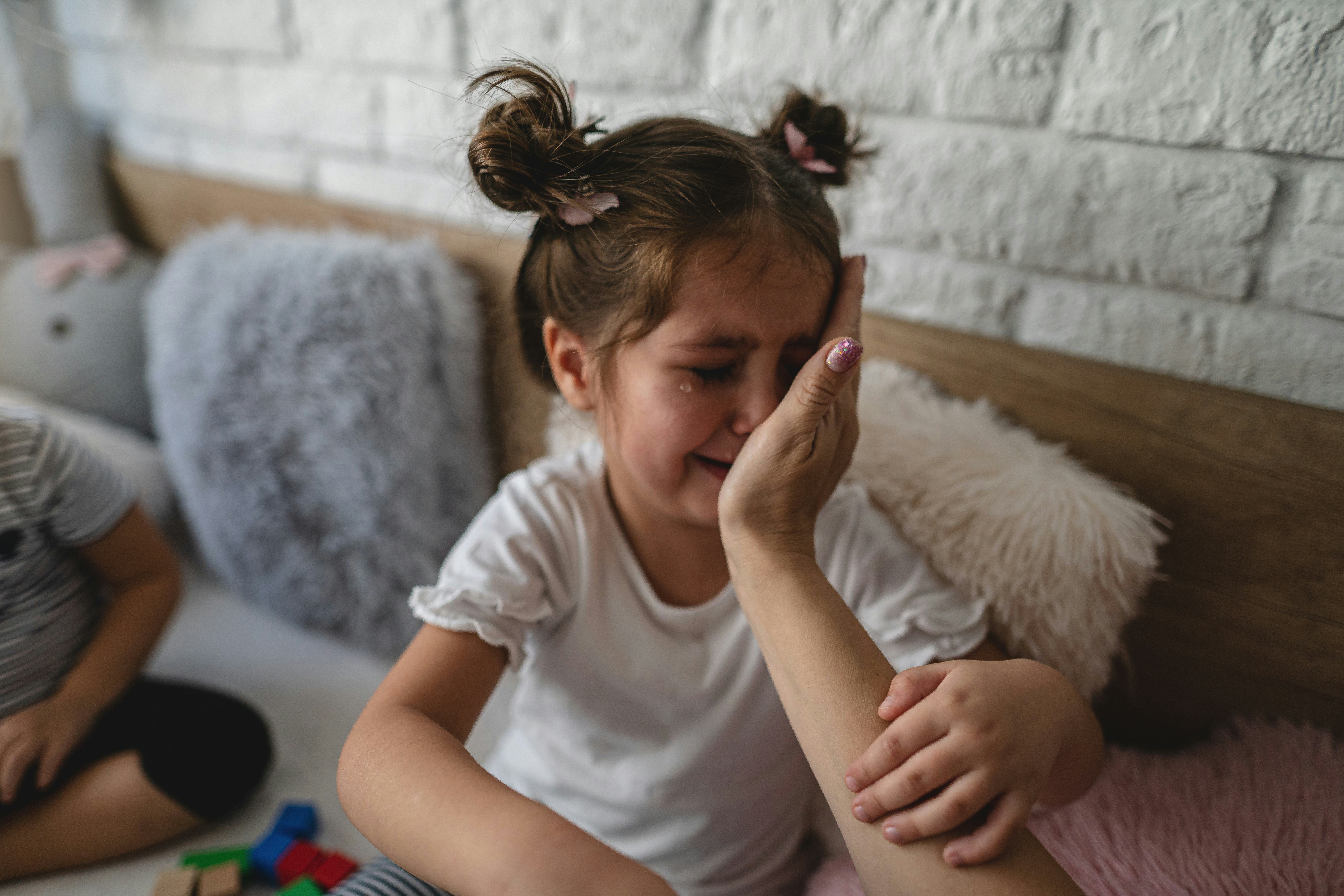 7 Signs Of Growing Pains In Toddlers, According To Experts