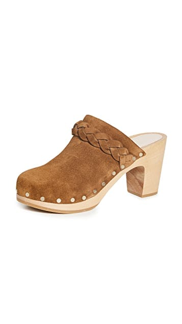 Sarah Jessica Parker Wore Clogs While Filming 'And Just Like That...'