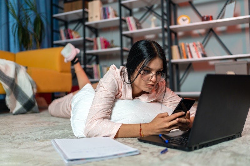 25 Texts To Send Someone Who's Stressed, According To Therapists