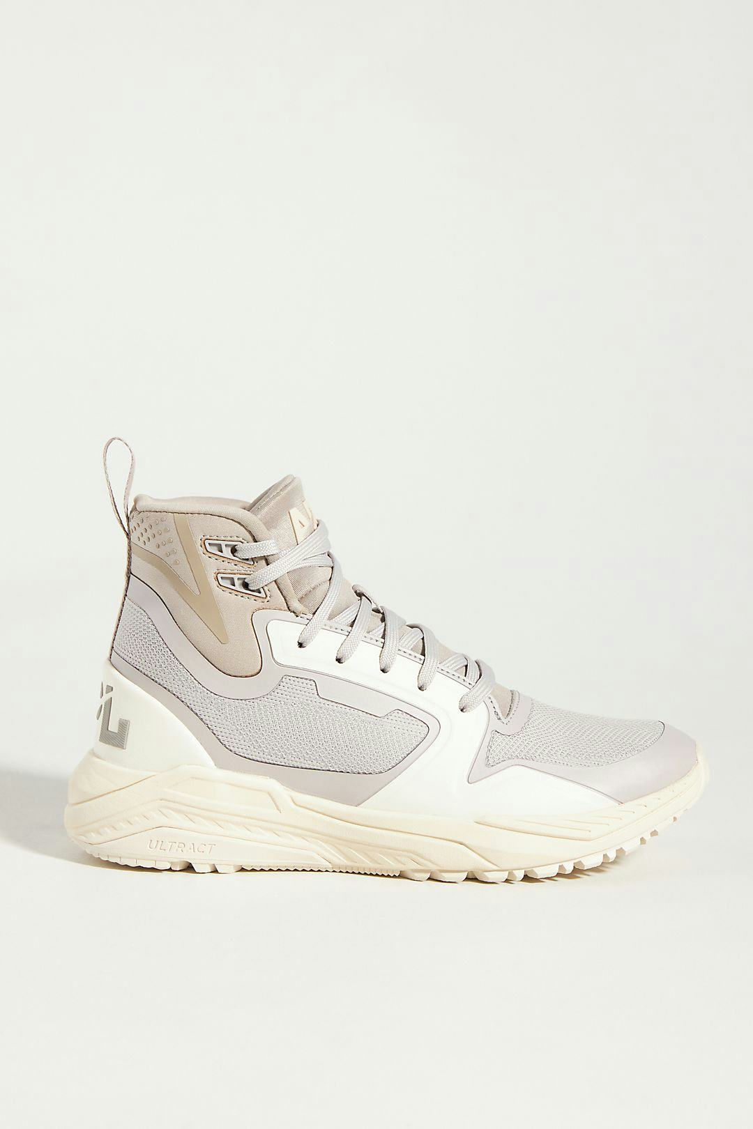 9 High-Top Sneaker Outfits For Crisp Fall Weather