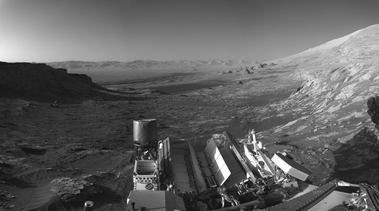 Curiosity captures a stunning view of Mars' mountainous terrain