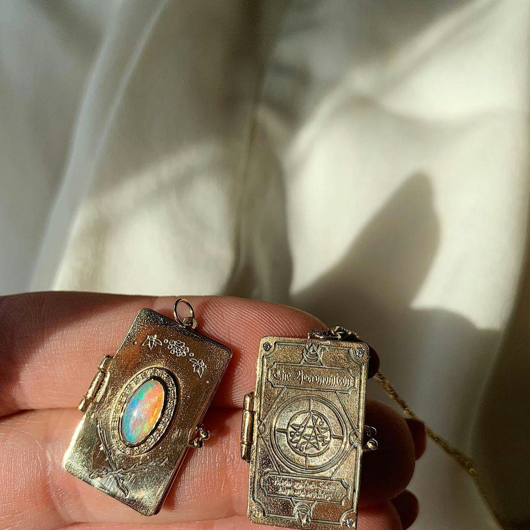 Lockets Are The Vintage-Inspired Jewelry Trend Leading The Next Wave of ...