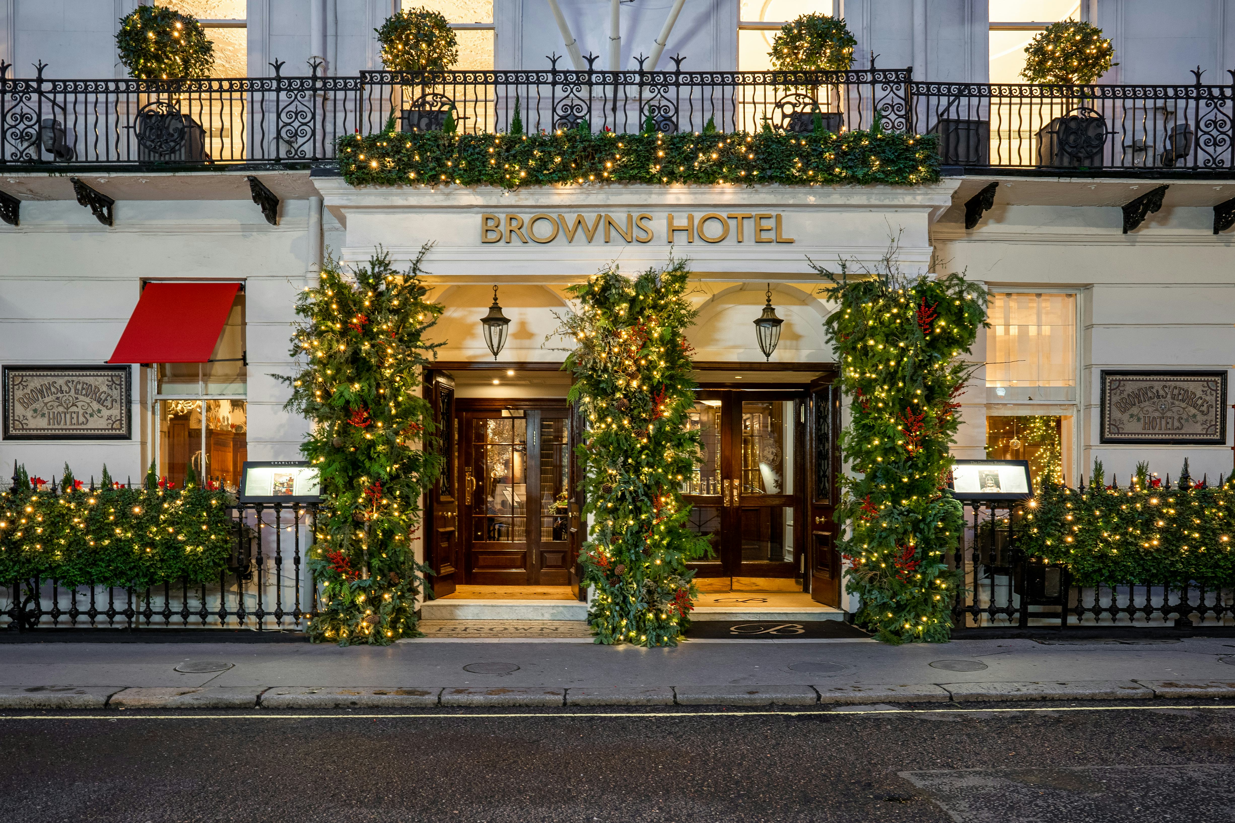 Beautiful Hotel Holiday Decorations That Will Inspire A Grand Display ...